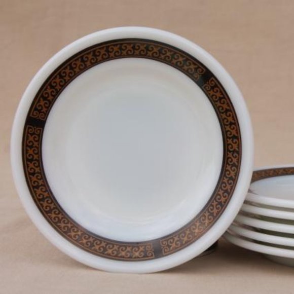 Pyrex | Dining | 4 Pyrex Dinnerware Milk Glass Plates | Poshmark